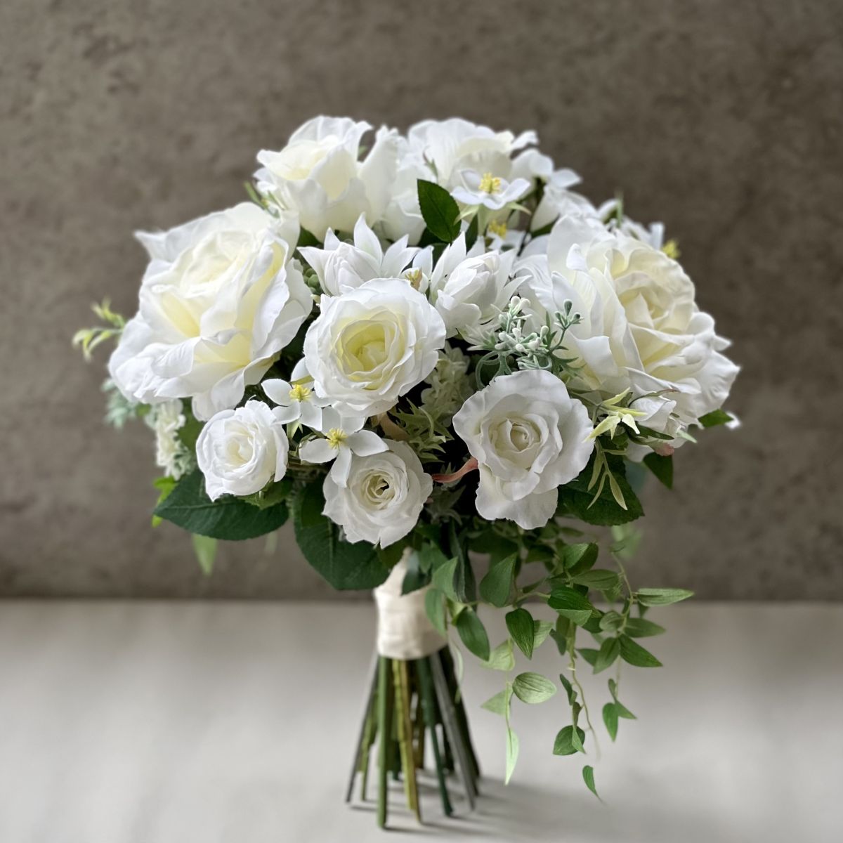 07.ホワイトローズのラウンドクラッチブーケ・ブートニア-Le Bourgeon-ルブルジョン-レンタルブーケ予約サイト